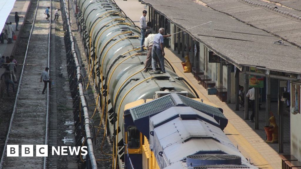India 'water train' brings relief to drought affected state - BBC News