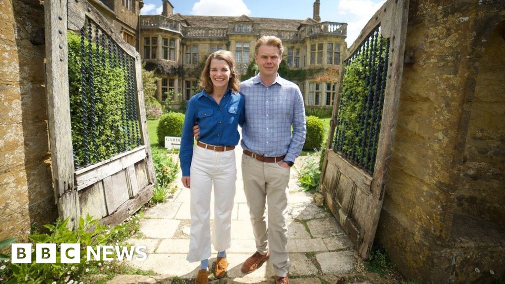 Mapperton Estate: Rewilding scheme transforms farmland - BBC News