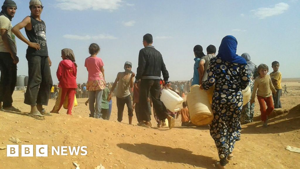 Syria conflict: Fears for refugees stranded on Jordanian border - BBC News