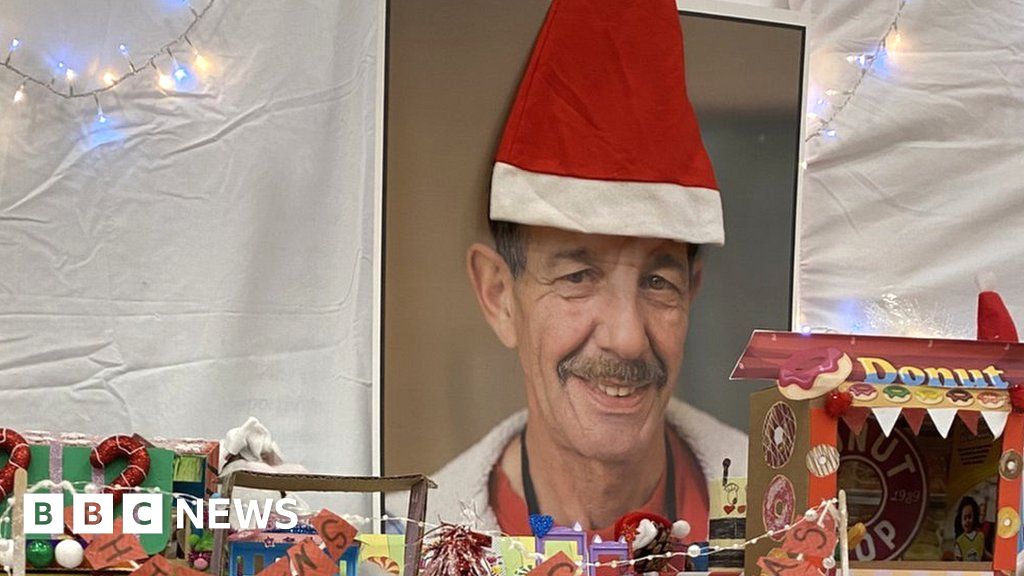 Nottingham attacks: Festive display in Ian Coates' memory - BBC News