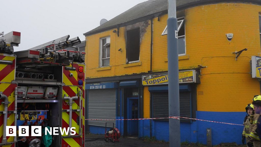Firefighters rescue man from burning Sheffield flat - BBC News