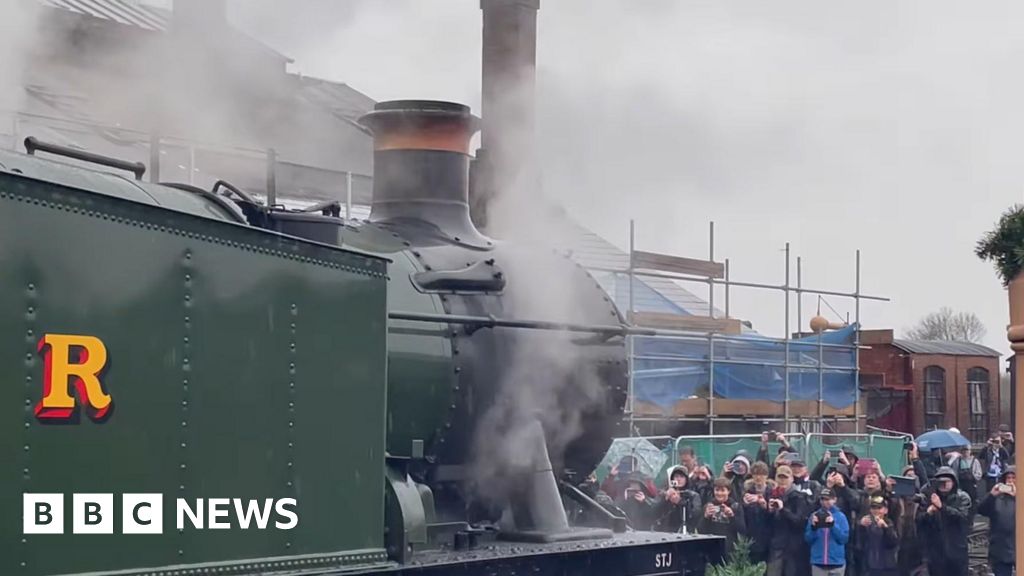 Railway 200: Enthusiasts brave high winds for whistle-up