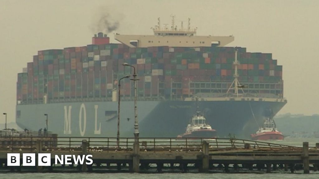 Ultra-large MOL Triumph container ship docks in Southampton - BBC News