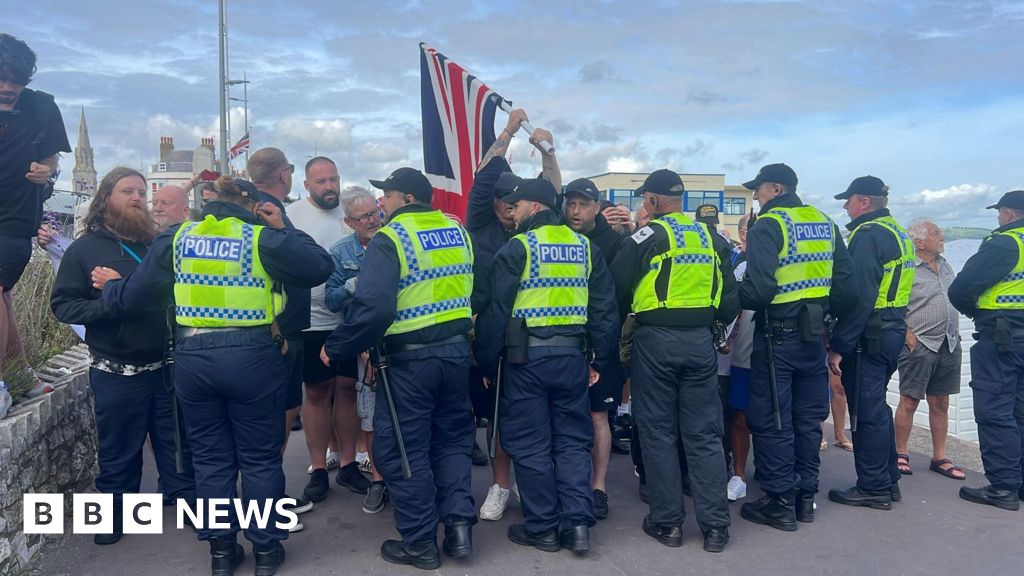 Weymouth: Man arrested as protest groups separated by police - BBC News