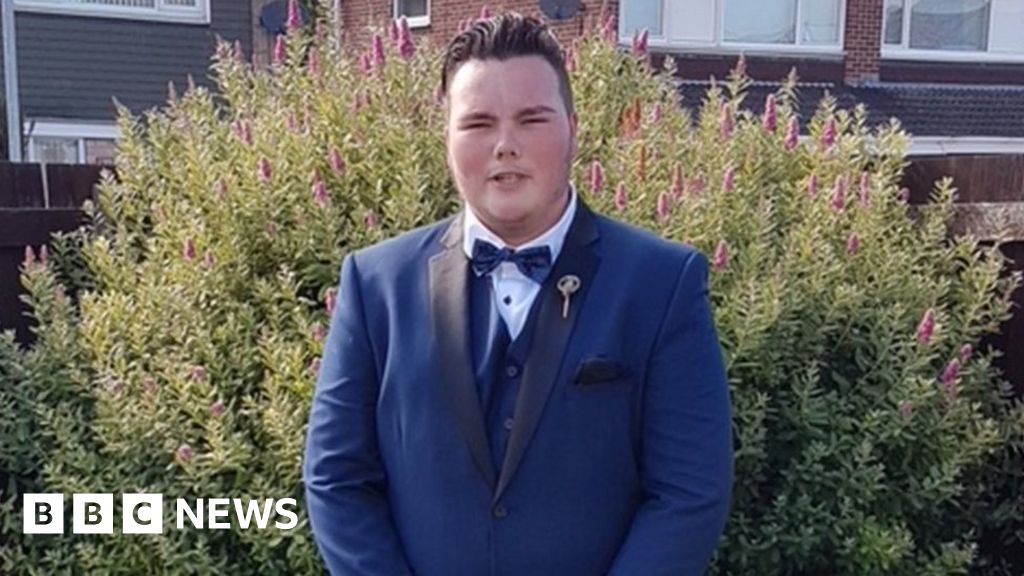 Hull teenager flies 9,000 miles from Darwin for school prom
