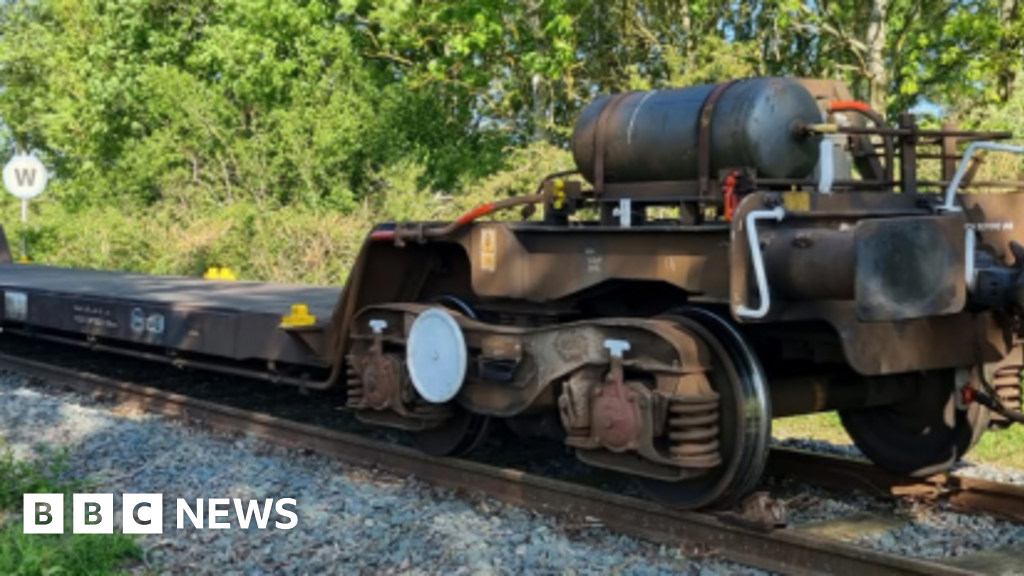 Report highlights Kineton runaway wagon safety concerns - BBC News