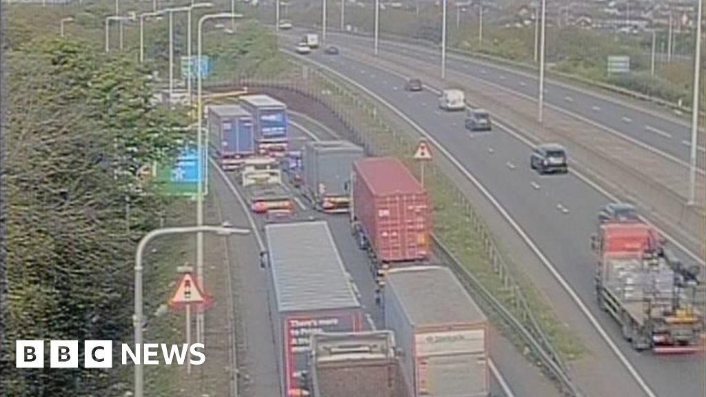 M25 crash: Two arrested after motorcyclist dies in Essex - BBC News