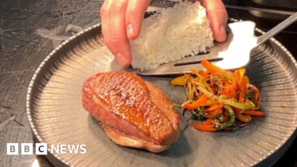 Shortage of chefs in Oxfordshire caused by 'perfect storm' - BBC News