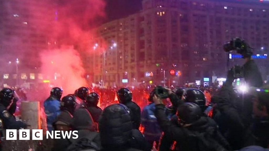 Romania clashes flare over corruption decree - BBC News