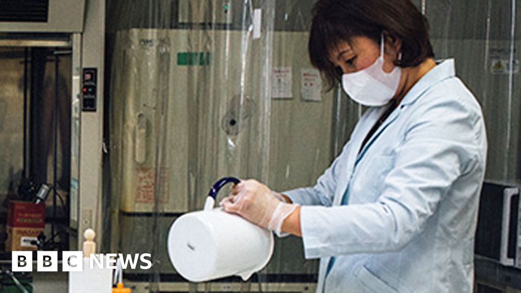 The mothers who set up a radiation lab - BBC News