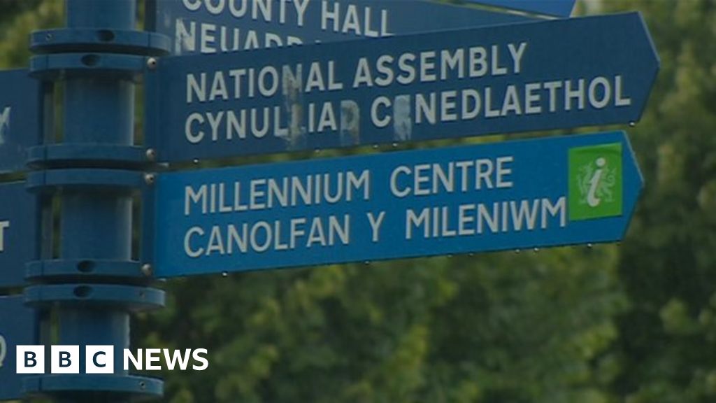 Cardiff council leader's Welsh-language comment criticised - BBC News