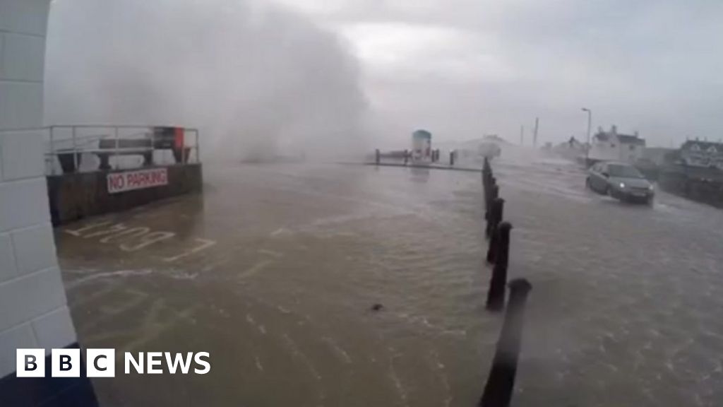 Storm Frank: Heavy rain and flooding on Anglesey - BBC News