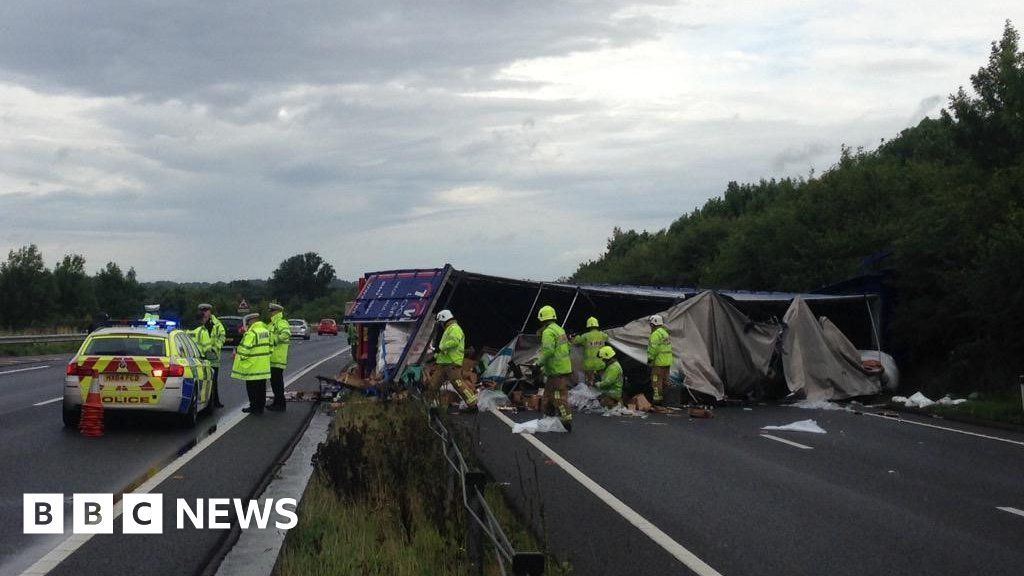 A34 shut in Berkshire as lorry spills hair products - BBC News
