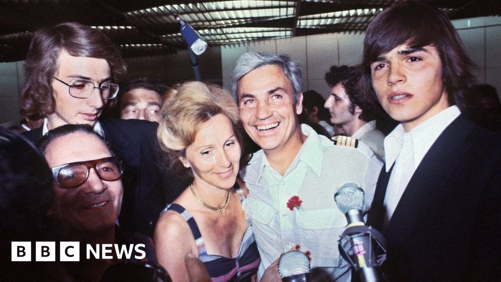 Entebbe pilot Michel Bacos who stayed with hostages dies