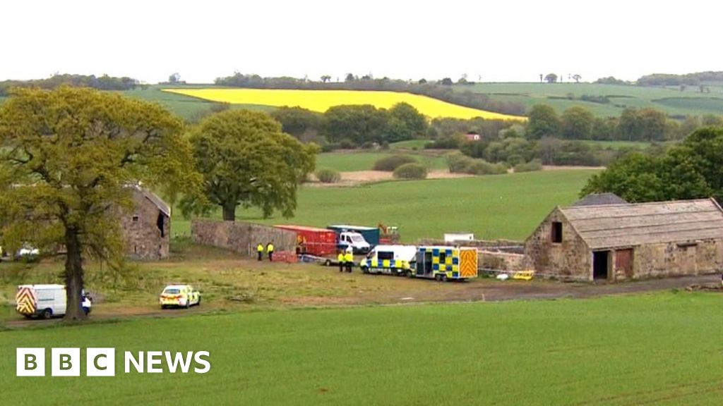 Men killed in farm wall collapse near Falkirk named