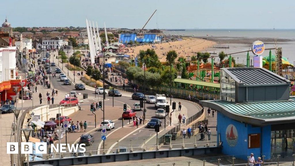 Southend car cruise concern prompts dispersal order - BBC News