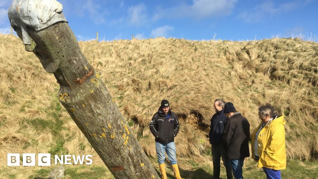 Orkney 'Viking' totem pole vandalised - BBC News