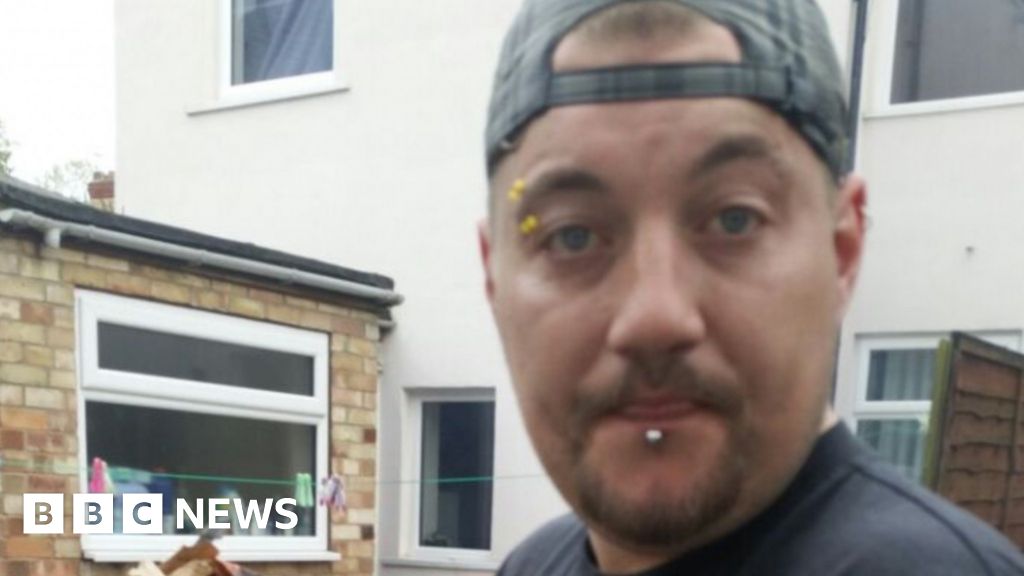 Mark Dewberry death: Fatal street stabbing accused in court - BBC News