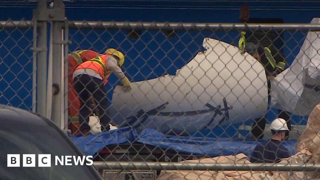 Video shows wreckage of Titan submersible brought ashore - BBC News