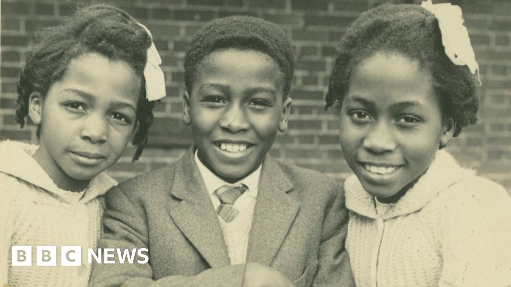 Reading exhibition marks 75th anniversary of Windrush arrival - BBC News
