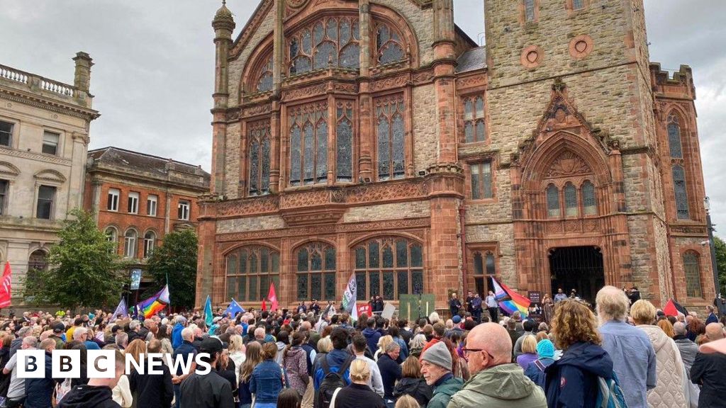 Londonderry: Anti-racism rally held in Guildhall Square - BBC News