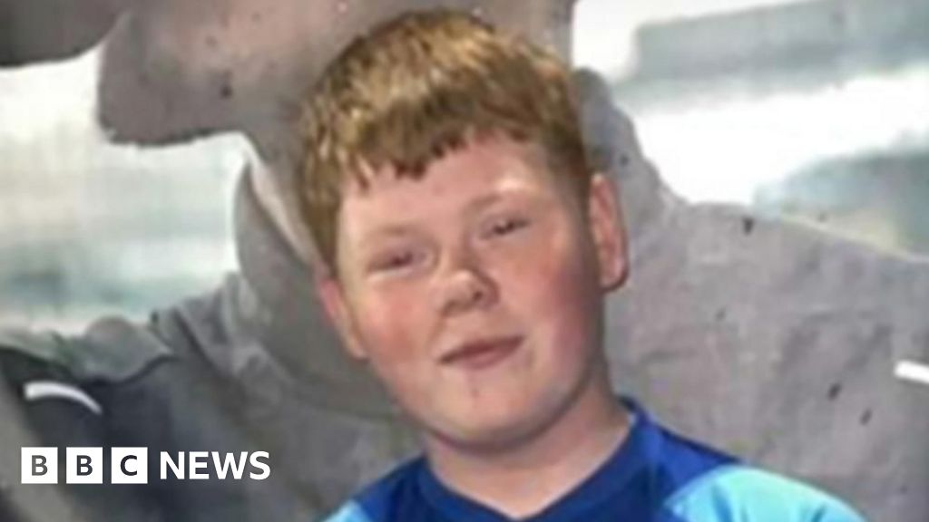 Alfie Lewis: Father of murder-accused teen gives evidence - BBC News