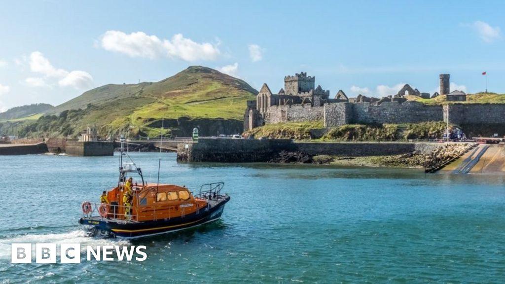 Trail map highlights Isle of Man's maritime links with the RNLI - BBC News