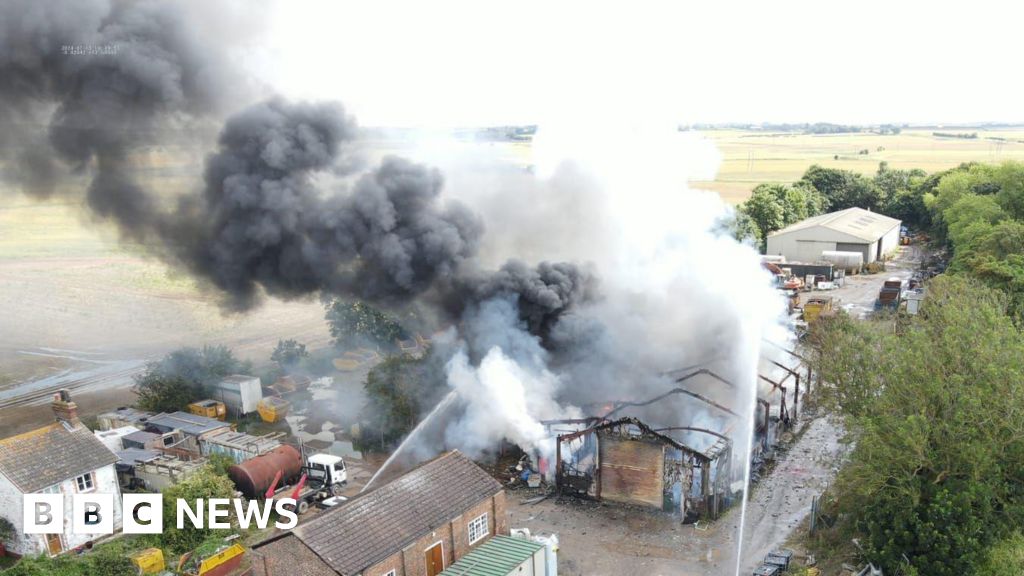 Fire crews tackle large building blaze in Patrington - BBC News