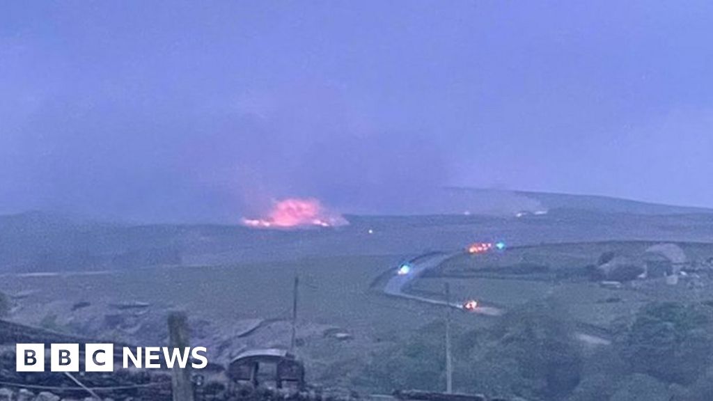 Hebden Bridge: Fire crews called to West Yorkshire moorland blaze - BBC ...
