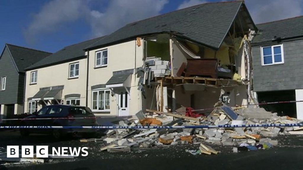 Gas canister 'cause of Cornwall house explosion' - BBC News