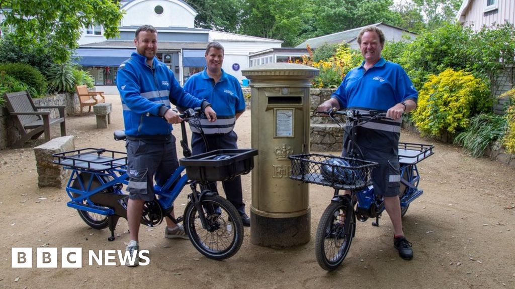 Postal workers in Sark get electronic bikes - BBC News