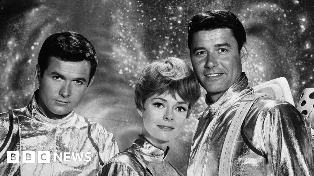 Netflix 'to reboot' Lost in Space TV show - BBC News