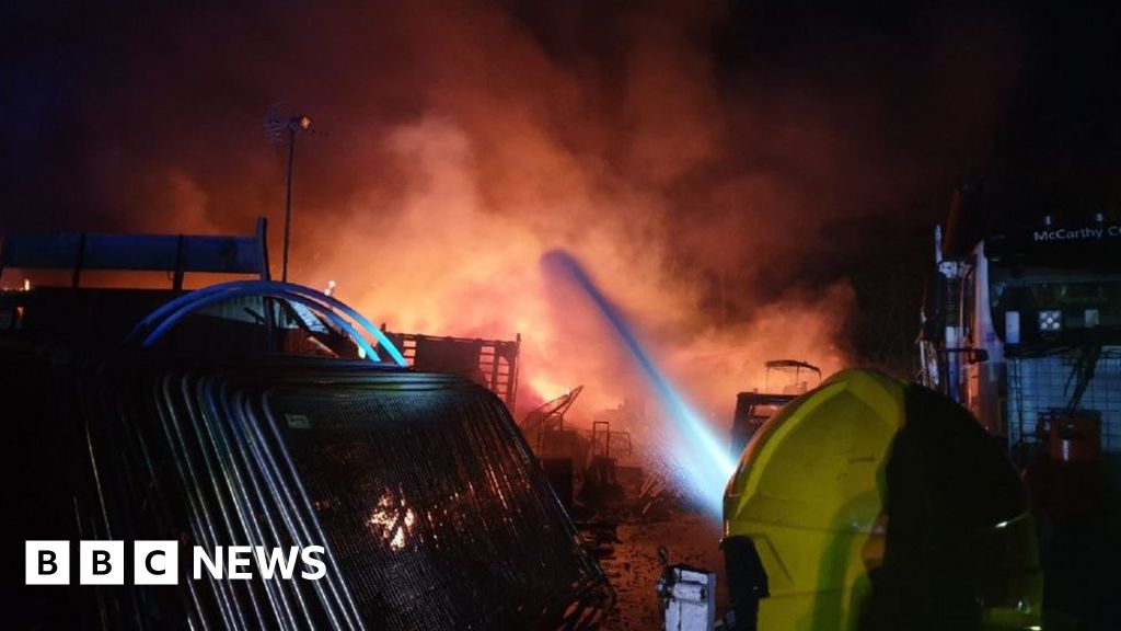 Fire breaks out at industrial unit in Bristol - BBC News
