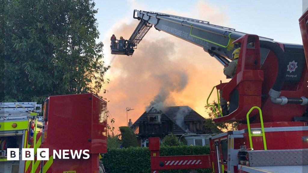 Christchurch house fire: Residents allowed home - BBC News