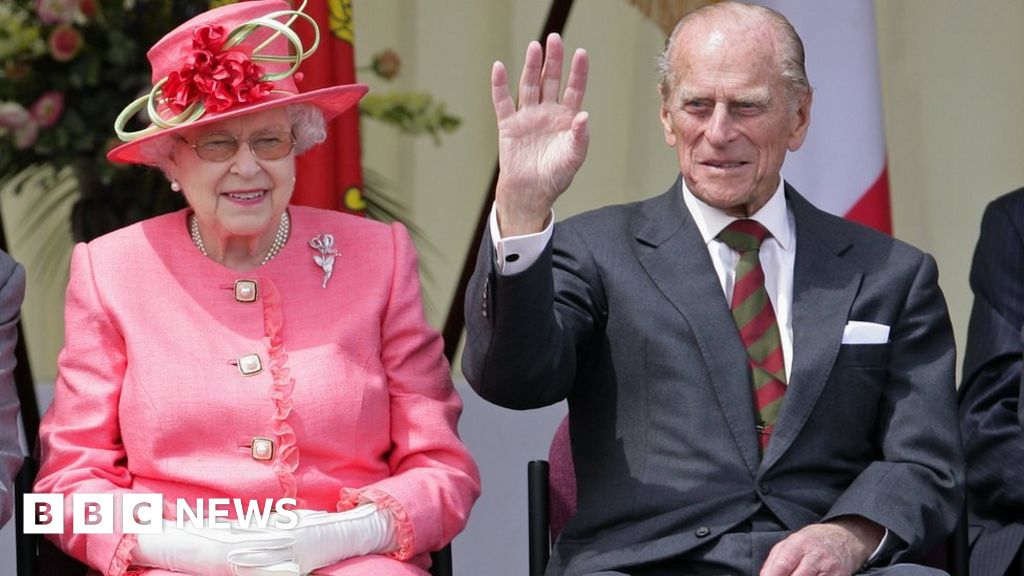 Queen devoted her life 'to the service of her people' - BBC News