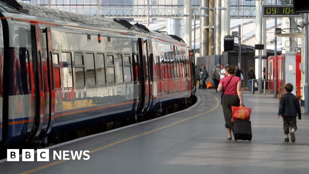London rail services: Children under 11 to travel for free - BBC News