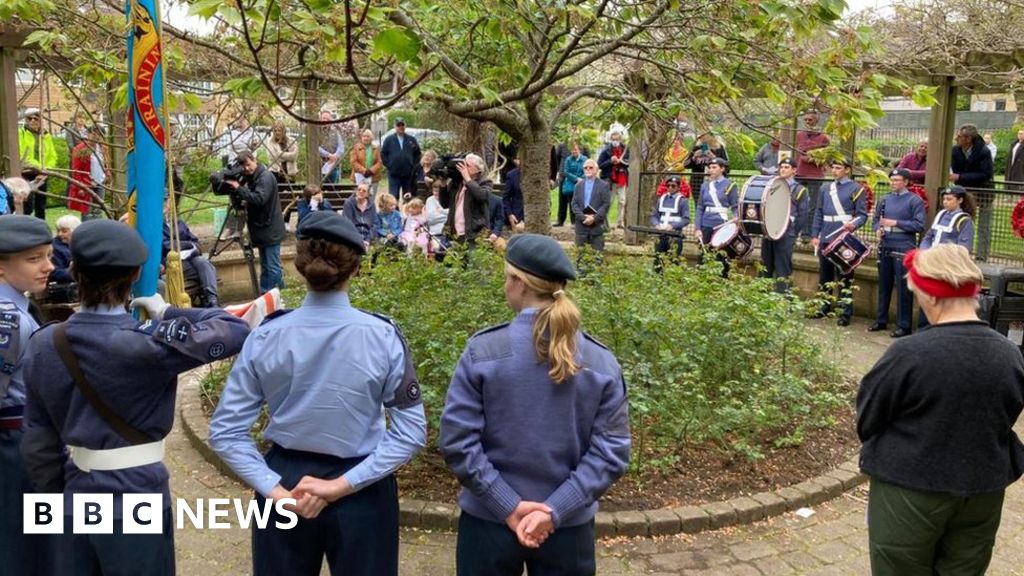 Bath remembrance service marks 80 years since Blitz - BBC News