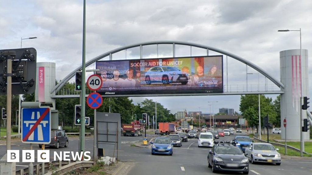 Salford M602 crash: Driver dies in roundabout collision - BBC News