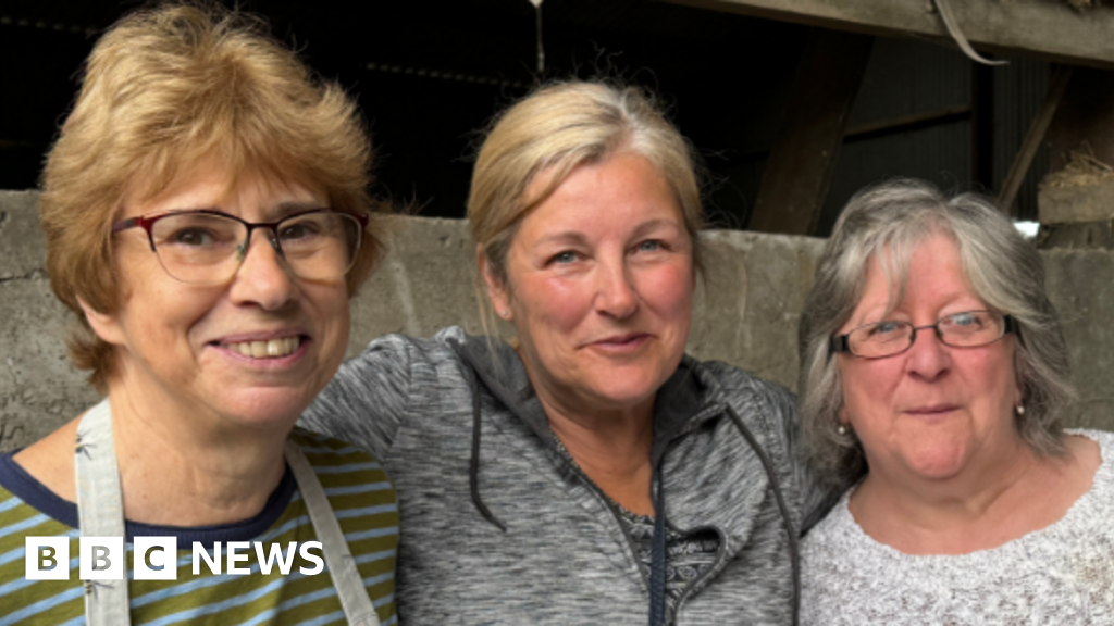 Popular Shropshire butty van scheme helps farmers socialise - BBC News