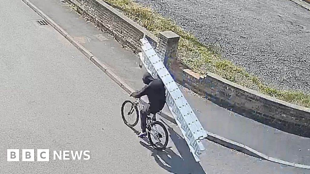 Police take steps to trace Worksop ladder theft suspect - BBC News