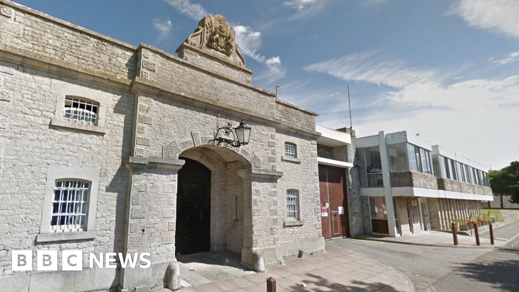 Inmates climb on Portland prison roof