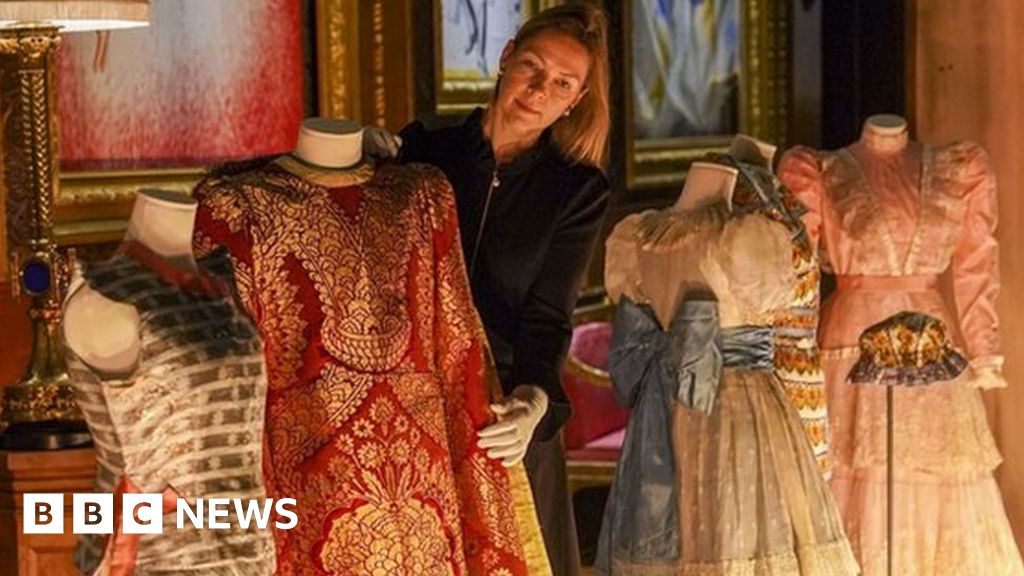 Queen's pantomime costumes displayed at Windsor Castle - BBC News
