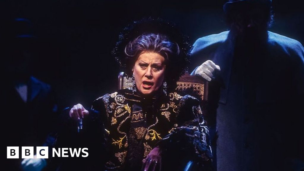 Russian TV red-faced over interview with dead singer - BBC News