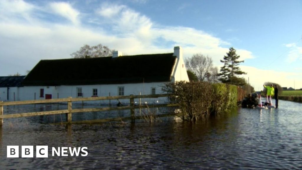 NI floods: Homeowners and businesses battle to save properties - BBC News