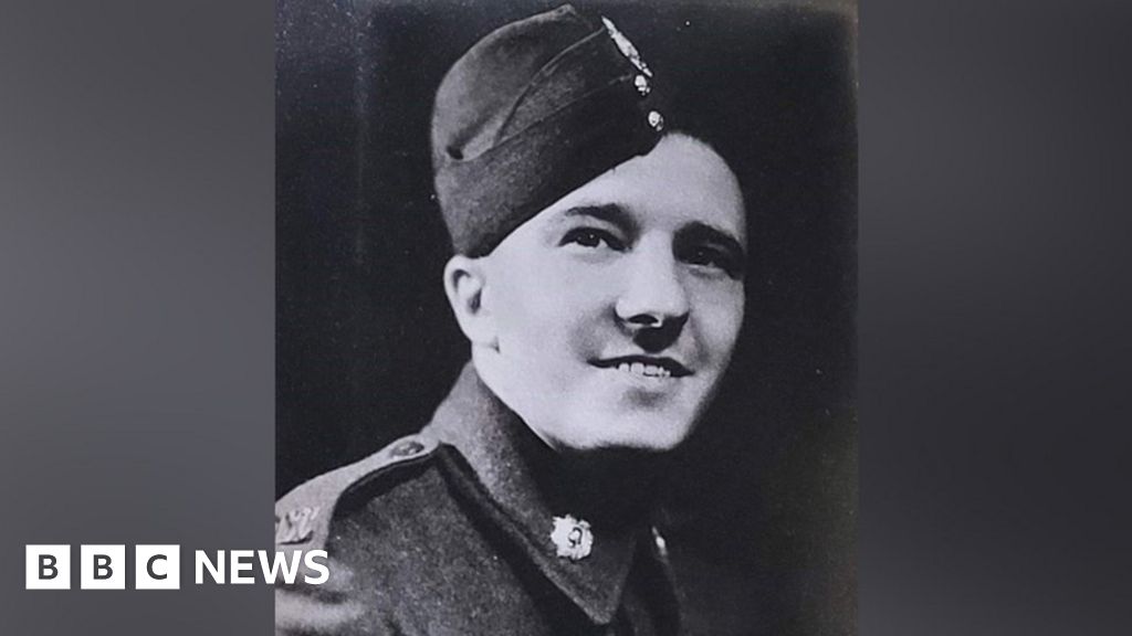 Chester firefighter who died in WW2 blitz blaze honoured - BBC News