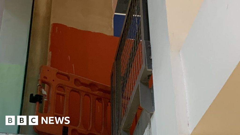 Salford firm fined £160k after worker fractures skull - BBC News