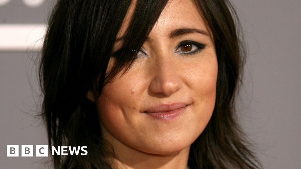 Suddenly I Seize: Tunstall's tambourine stolen and then returned - BBC News