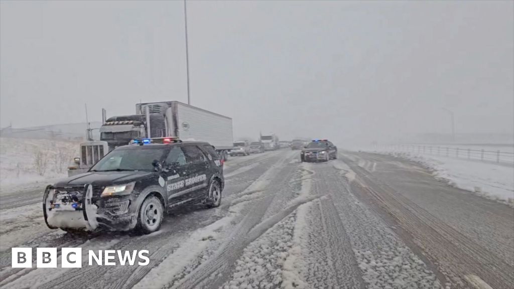 Blizzard hits US Midwest with heavy snow and whiteout conditions - BBC News