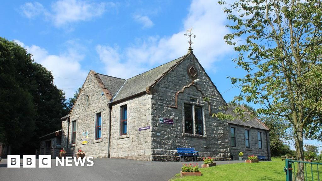 Kirkbean Primary to close after pupils move elsewhere - BBC News
