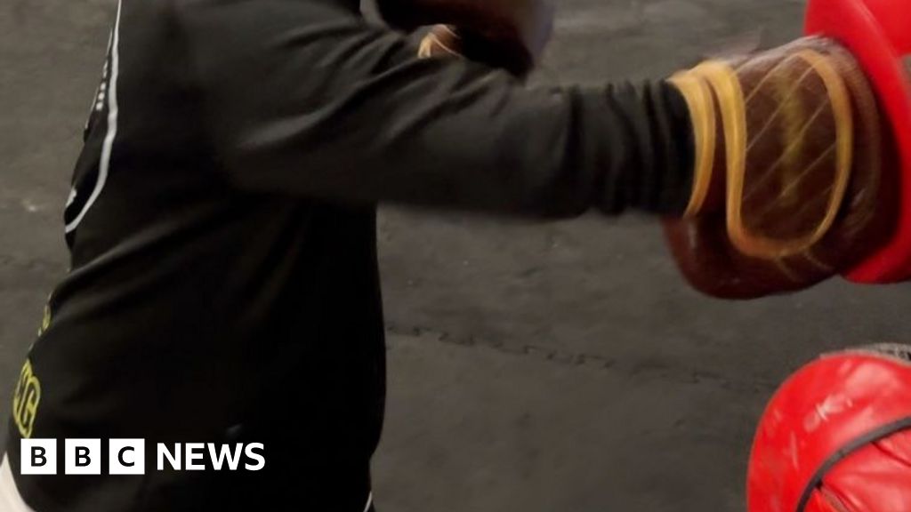 Bristol boxing gym trains 10-year-old blind boy Archie - BBC News